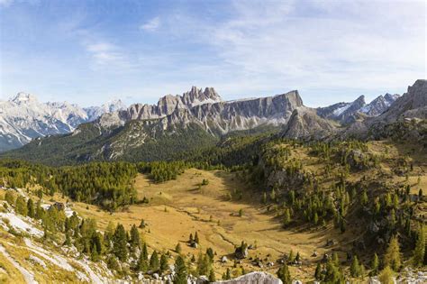 Idyllische Aufnahme Des Croda Da Lago Und Der Bergkette Von Cinque