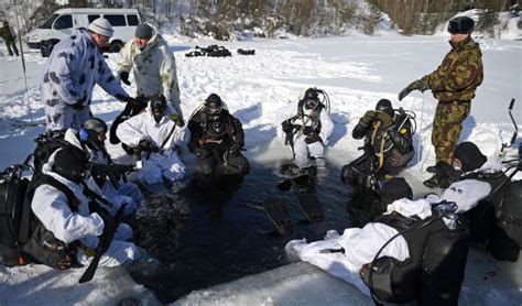 Bajo agua y hielo así se entrenan los buzos de la Guardia Nacional de
