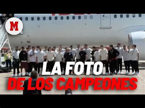 Primera foto de LA ROJA a su llegada a España tras proclamarse campeona
