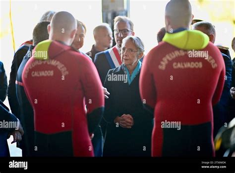 La première ministre Elisabeth borne salue le personnel alors qu elle