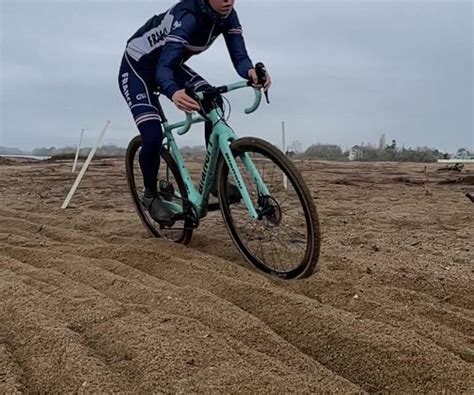 Cyclo cross Championnats de France Léa Coraboeuf peut elle sinviter