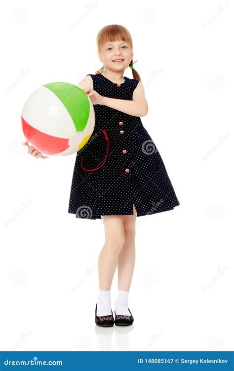 Lilla Flickan Spelar Med En Boll Fotografering för Bildbyråer Bild av