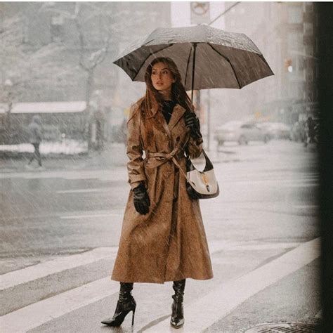 Pin by виктор Александров on Дождь Leather gloves outfit Trench