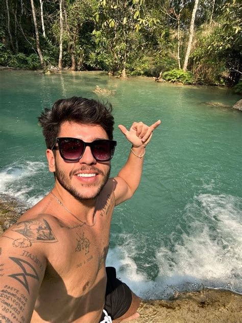 Guilherme da dupla Hugo viaja para Ásia e faz ritual de limpeza