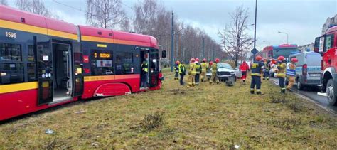 Koszmarny wypadek w Łodzi Tramwaj i osobówka zderzyły się na