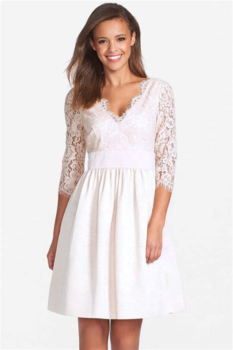 Robe de soirée blanche courte col en V avec manche dentelle
