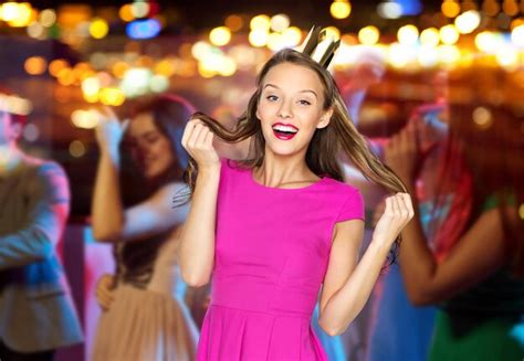 Pessoas feriados celebração e conceito de glamour jovem feliz ou
