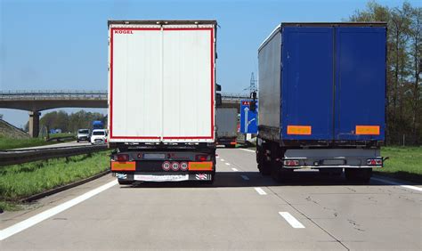 Zakaz wyprzedzania dla ciężarówek Rząd ma przepisy trans info