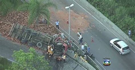 G1 Rio 6h40 Caminhão tomba e mata motorista na Linha Amarela no
