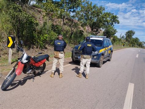 Na cidade de Paracatu PRF captura indivíduo e recupera moto roubada