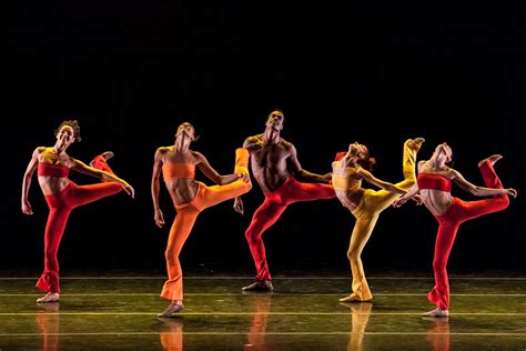 Conheça a história e a trajetória do Grupo Corpo companhia de dança