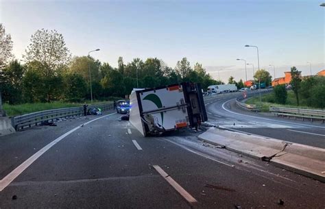 Torino Tir Sfonda Guardrail In Tangenziale E Invade La Carreggiata