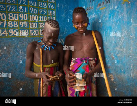Mursi tribe boys in school Banque de photographies et dimages à haute