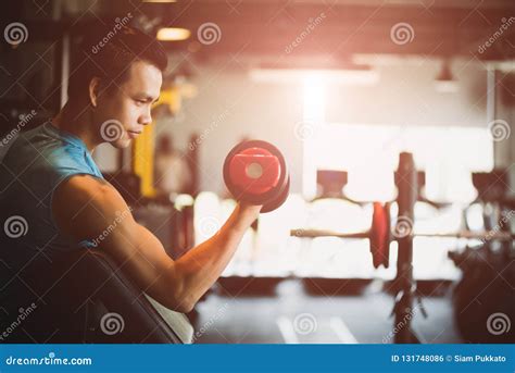 Exerc Cio Do Peso Da Terra Arrendada Da M O Do Homem No Gym Corpo