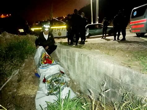 Ocupantes de un vehículo tiran el cadáver de un hombre envuelto en
