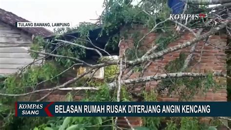 Rekaman Angin Kencang Dan Hujan Deras Robohkan Belasan Rumah Di Lampung