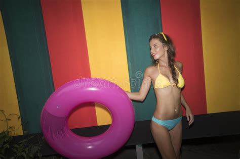 Donna Castana Sexy Che Porta Bikini Rosa Che Si Rilassa Al Bordo Della