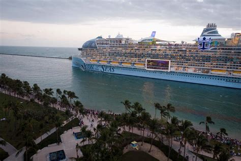 Icon Of The Seas M Tres Passagers Restaurants Le
