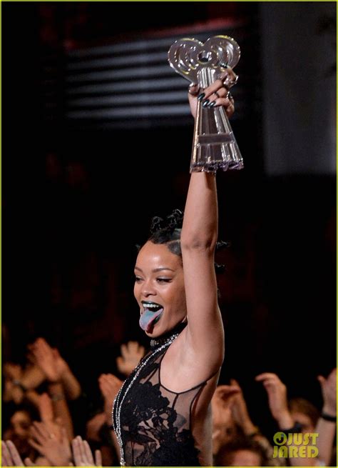 Rihanna Channels OITNB S Crazy Eyes At IHeartRadio Music Awards 2014