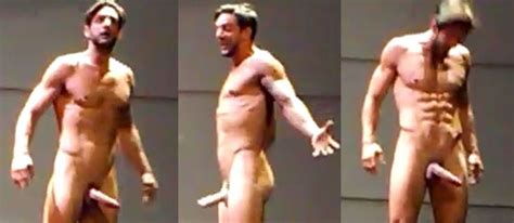 Joaquín Ferreira enseña su enorme pollón casi duro en la obra de teatro