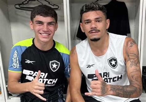 Tiquinho Soares do Botafogo já treina em campo e se aproxima de