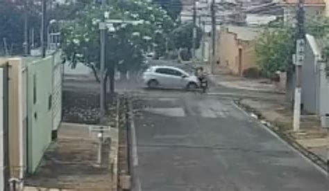 Vídeo flagra atropelamento de casal em Cuiabá ReporterMT Mato