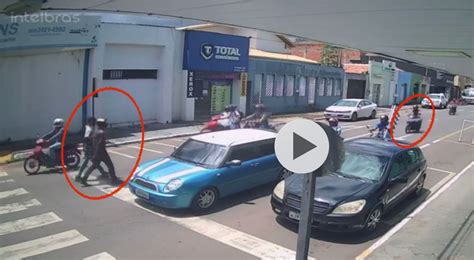Mulher para em sinal e tem moto roubada por ladrões em plena luz do dia