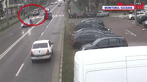 Momentul în care o femeie este călcată de o mașină pe trecerea de