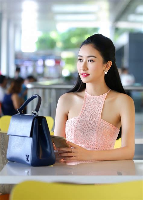 Á hậu Hà Thu khoe khả năng tiếng Thái trôi chảy tại sân bay