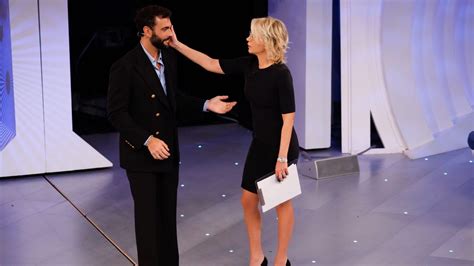 Maria De Filippi in nero a C è Posta per Te l ultima puntata è in