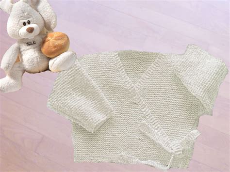 modele tricot bébé cache coeur 11