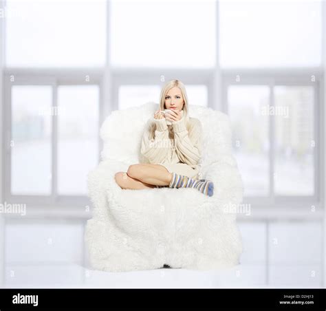 Portrait De Belle Blonde Assise Avec Cup Le Gros Poilu Blanc Fauteuil