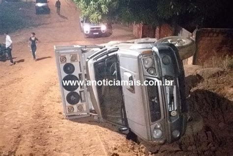 JARU Caminhonete não consegue subir morro desce de ré e tomba no