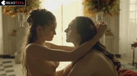 Noémie Schmidt desnuda en la Temporada 1 de Versailles La BiblioTeta