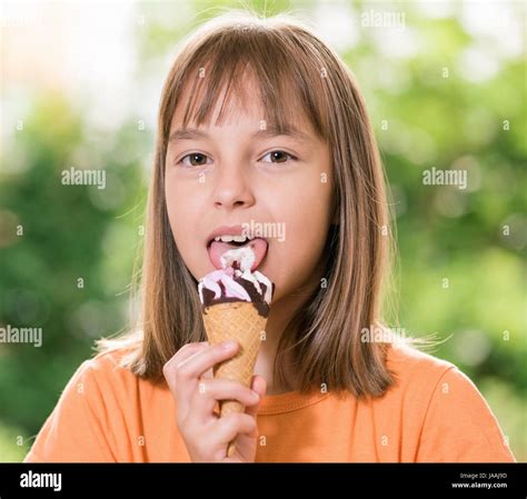 Enfant Mangeant Une Glace Banque De Photographies Et Dimages Haute