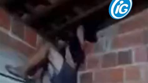 Vídeo homem fica preso no telhado ao tentar assaltar mercadinho no RN