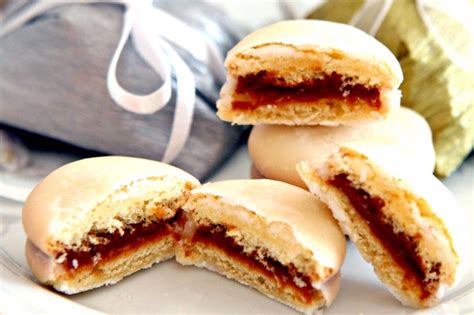 O tradicional bem casado é feito uma massa de pão de ló e é montado