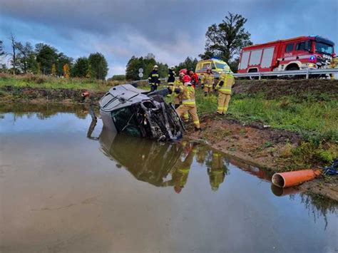 Śmiertelny wypadek pod Nidzicą Opel w wodzie w środku ciało ZDJĘCIA