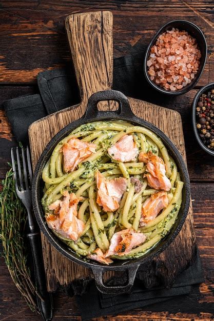 Pâtes Bucatini Au Saumon Avec Sauce Crémeuse Aux épinards Et Filet De