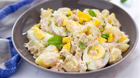 Salade de pommes de terre aux œufs et au thon simple et bonne