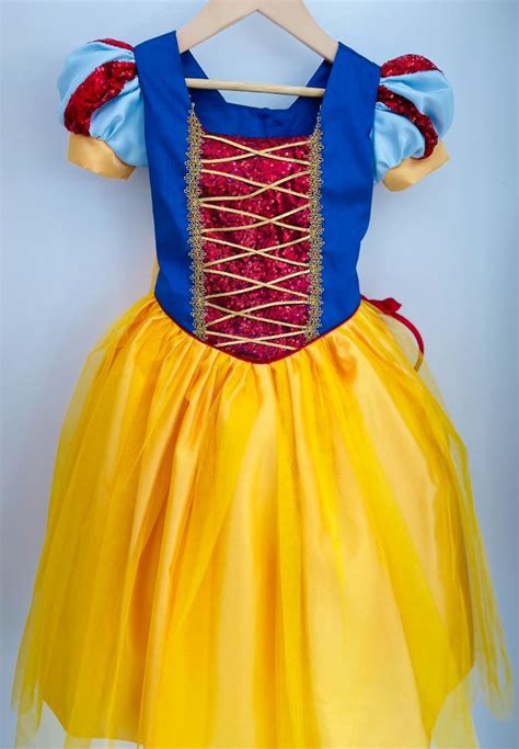 Vestido Con Tul Y Aplicaciones Tipo Lentejuela En La Parte Central Del