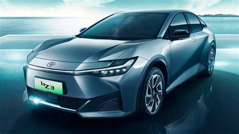 Novo sedã elétrico da Toyota baterias BYD é revelado de forma oficial