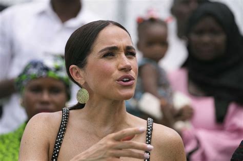 Meghan Markle podczas wizyty w Abudży miała na nadgarstku magiczną