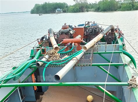 Liên tiếp bắt quả tang nhiều phương tiện khai thác vận chuyển cát sông