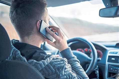Los Peligros De Usar El Celular Al Manejar LA NACION