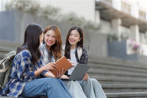 有朋友的美丽的年轻亚裔女大学生在户外高清摄影大图 千库网
