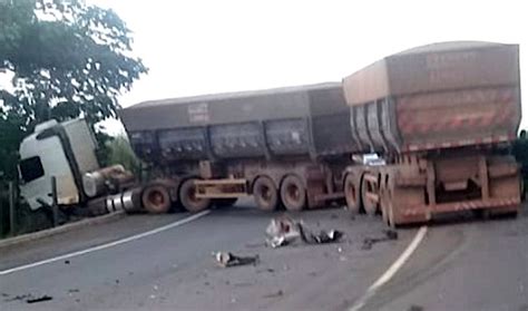 Grave colisão entre caminhonete e carreta deixa dois mortos em rodovia