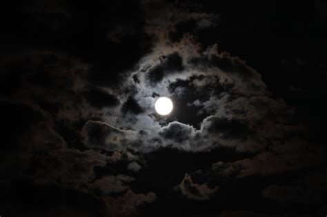 Hermosa Vista De La Luna Llena Y Las Nubes En El Oscuro Cielo Nocturno