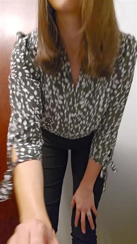 Avez vous déjà pensé aux milfs plus âgées au travail