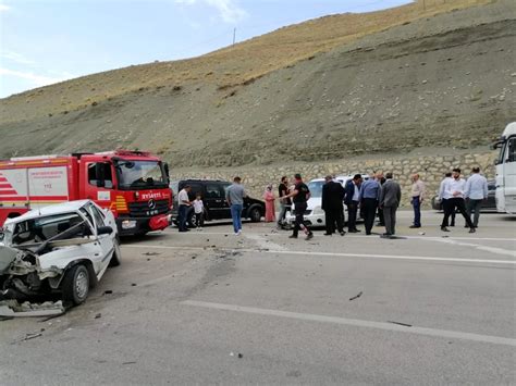 Otomobille hafif ticari araç çarpıştı 6 yaralı Haberler